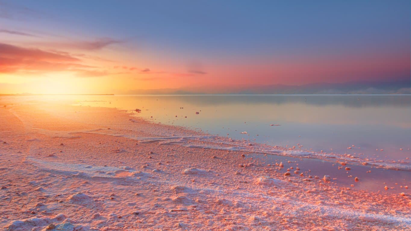 Exploring Maharloo Lake: A Comprehensive Guide
