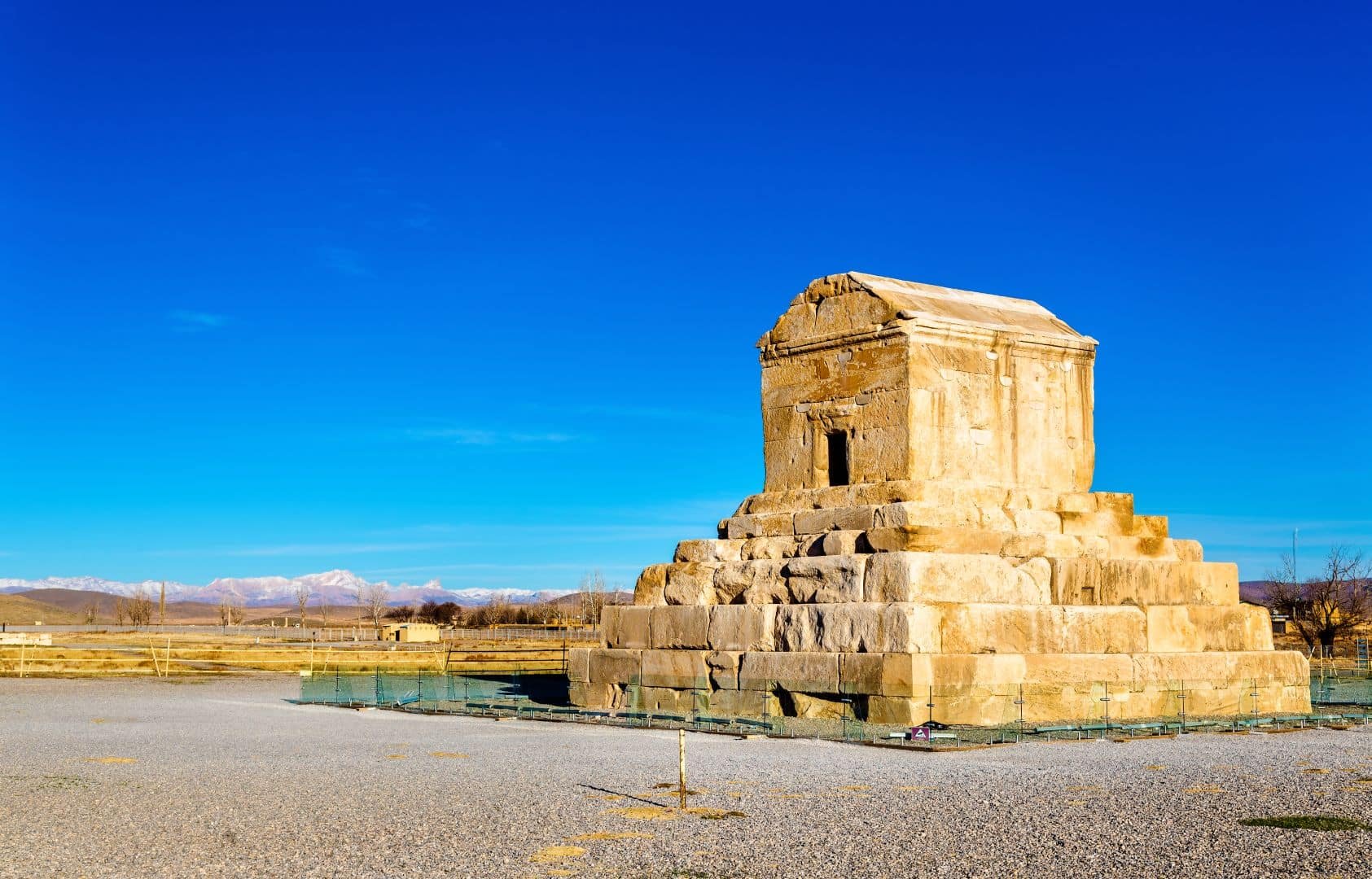 Pasargadae Travel Guide – SURFIRAN