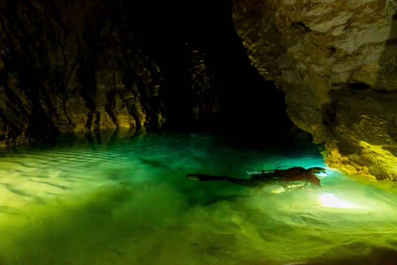 Explore Parau Cave: A Mesmerizing Natural Wonder